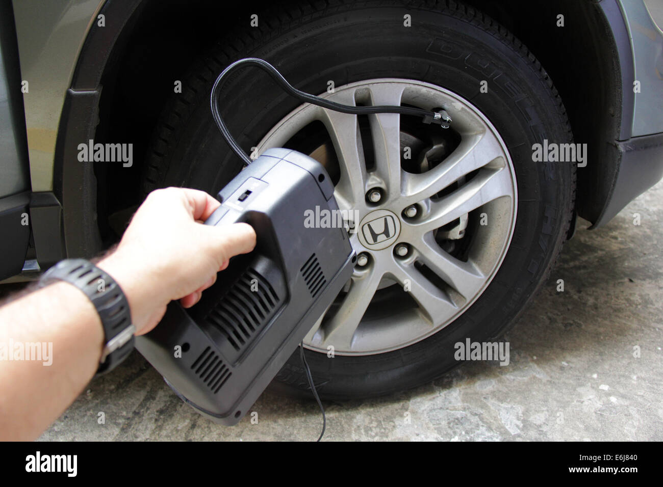 Changing Flat Tyre High Resolution Stock Photography and Images - Alamy