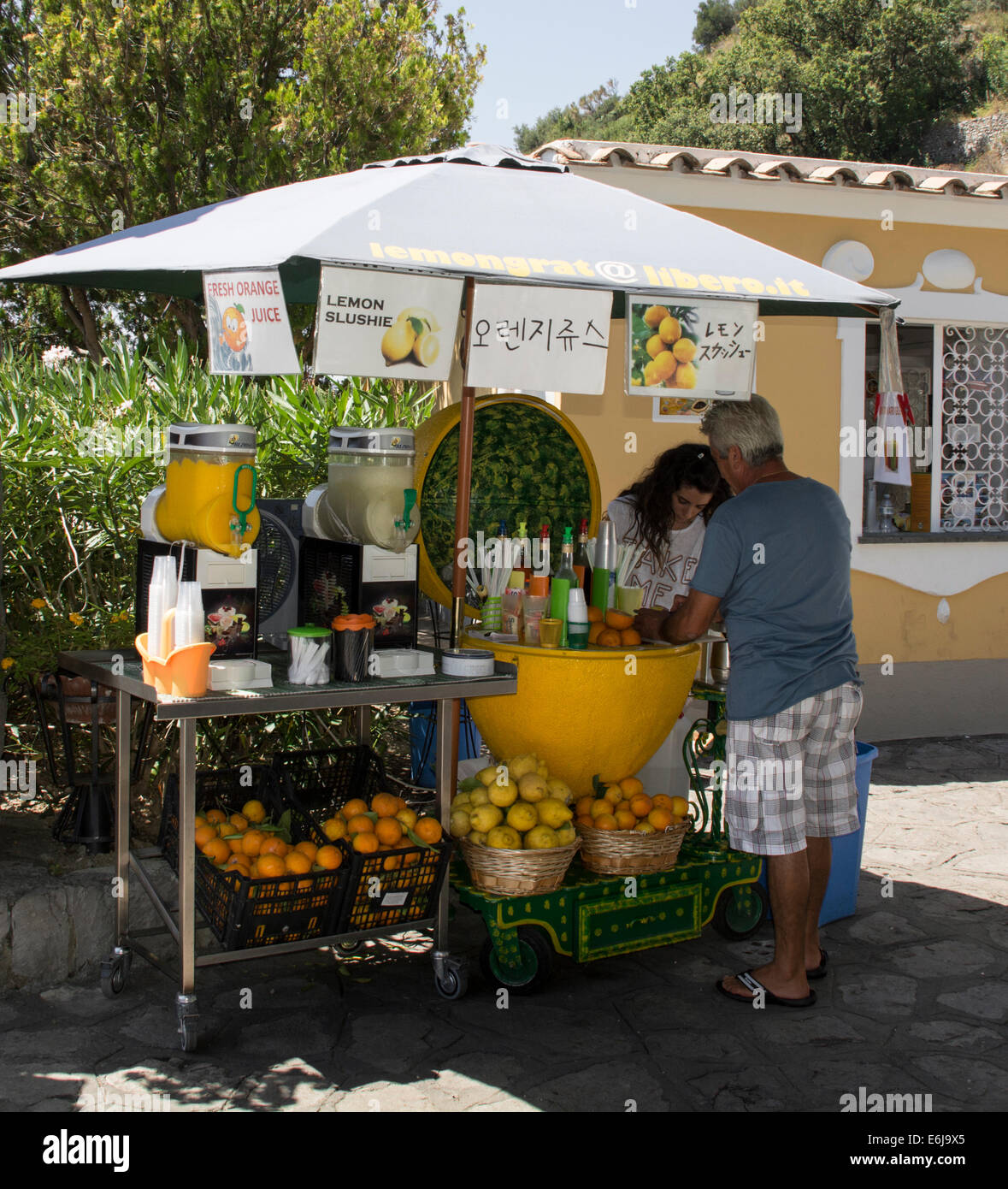 Juice stand hi-res stock photography and images - Alamy