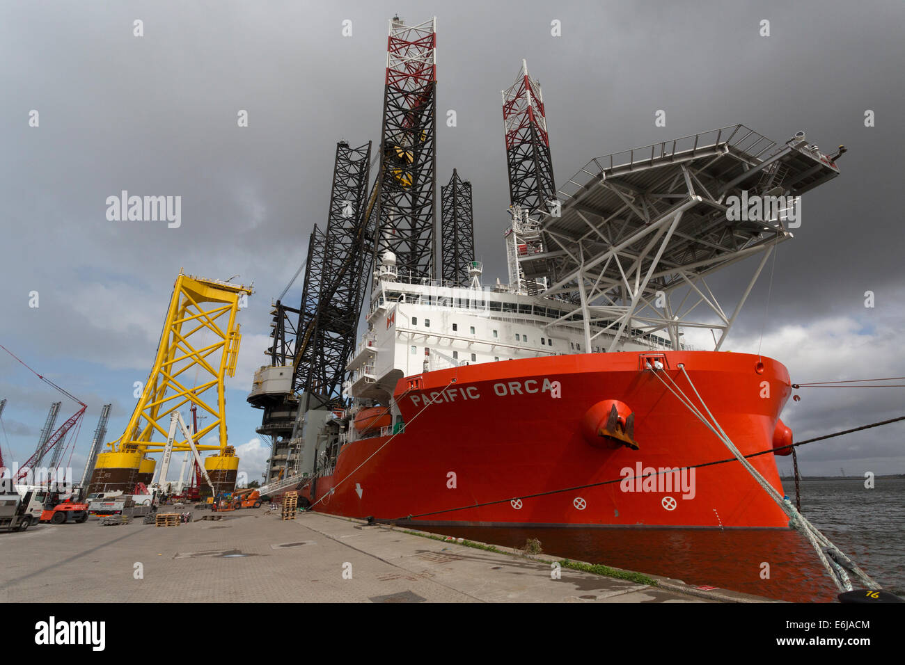 The Swire Blue Ocean jack up-vessel at Aalborg East Harbour loading a ...