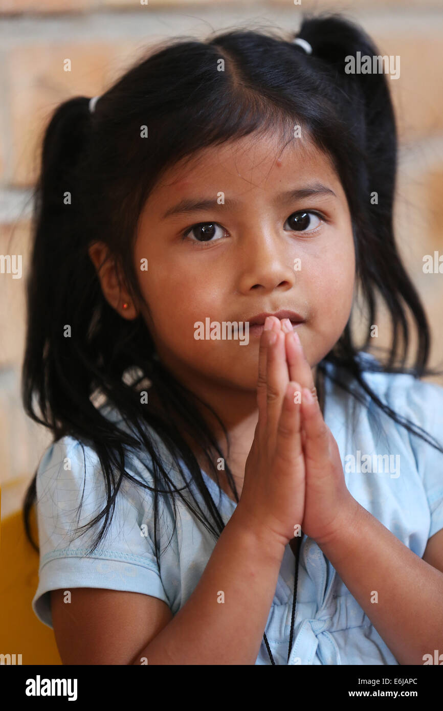 Kinder in rosa hi-res stock photography and images - Alamy