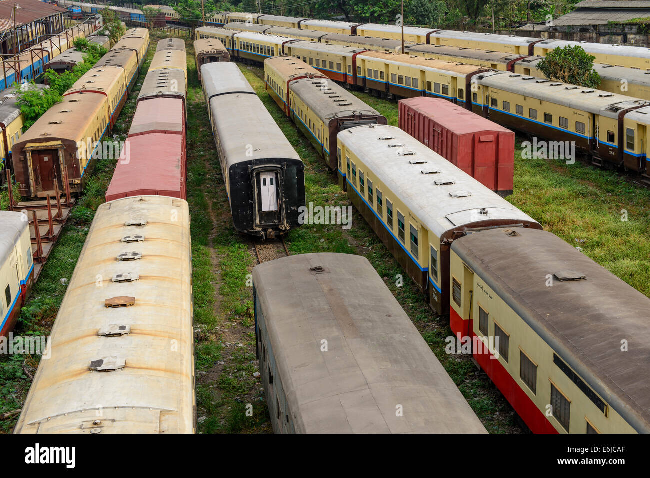 Busy railway hi-res stock photography and images - Alamy