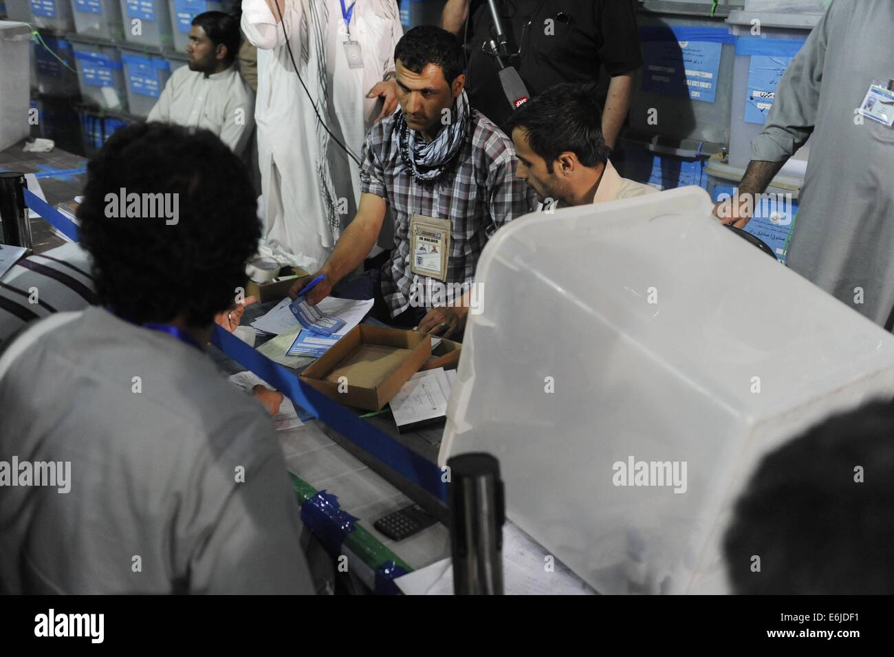 Kabul, Afghanistan. 25th Aug, 2014. Afghan election commission workers ...