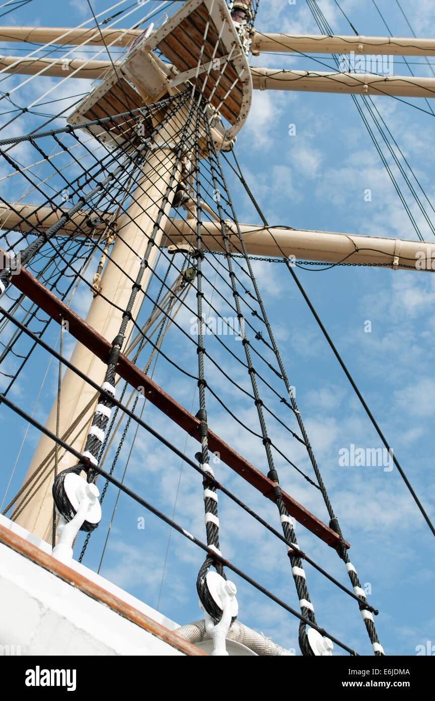 Old sailing wooden blocks rigging hi-res stock photography and images ...