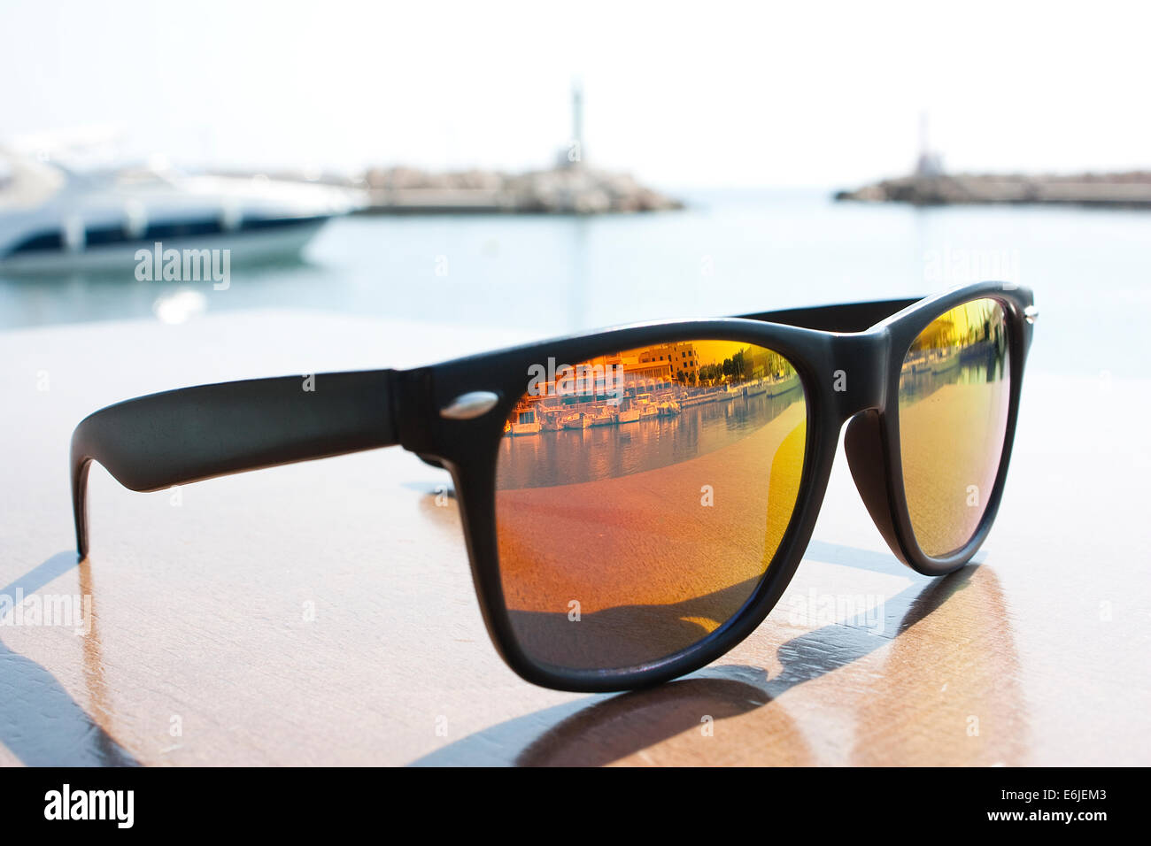 Sunglasses reflection hi-res stock photography and images - Alamy