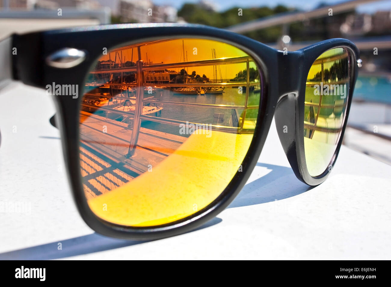 Sunglasses reflection hi-res stock photography and images - Alamy