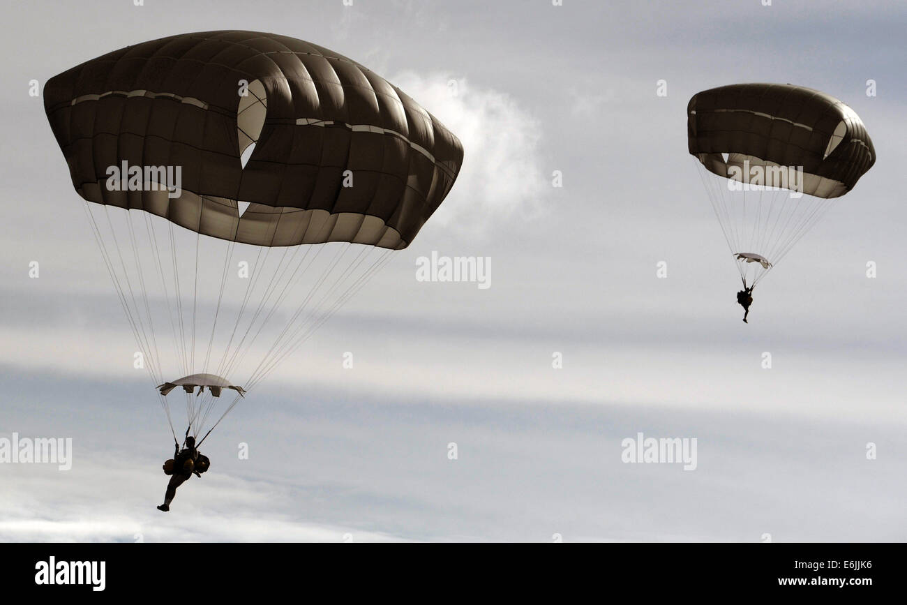 Us army airborne paratroopers jump hi-res stock photography and images ...