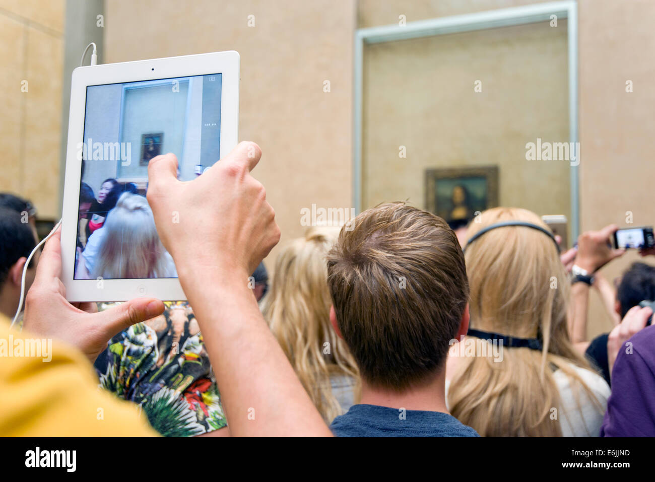 Mona lisa louvre museum crowd hi-res stock photography and images - Alamy
