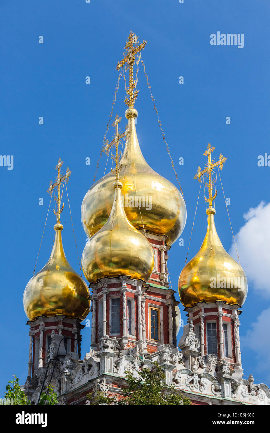 Golden domes of the Resurrection Church in Kadashi Sloboda, Moscow ...