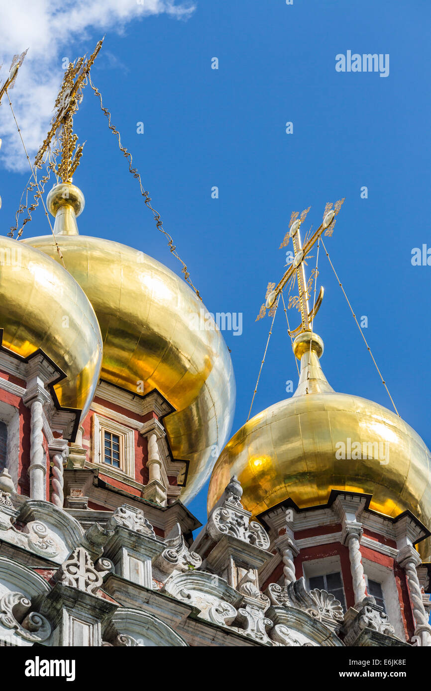 Golden domes of the Resurrection Church in Kadashi Sloboda, Moscow ...