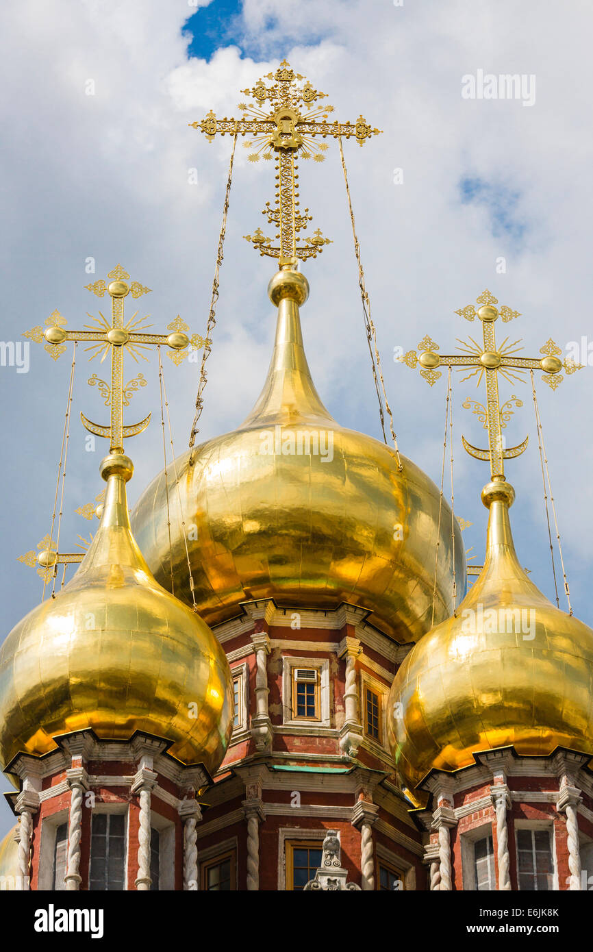 Golden domes of the Resurrection Church in Kadashi Sloboda, Moscow ...