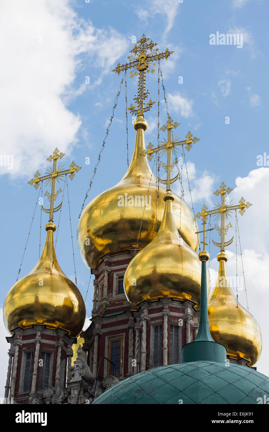 Golden domes of the Resurrection Church in Kadashi Sloboda, Moscow ...
