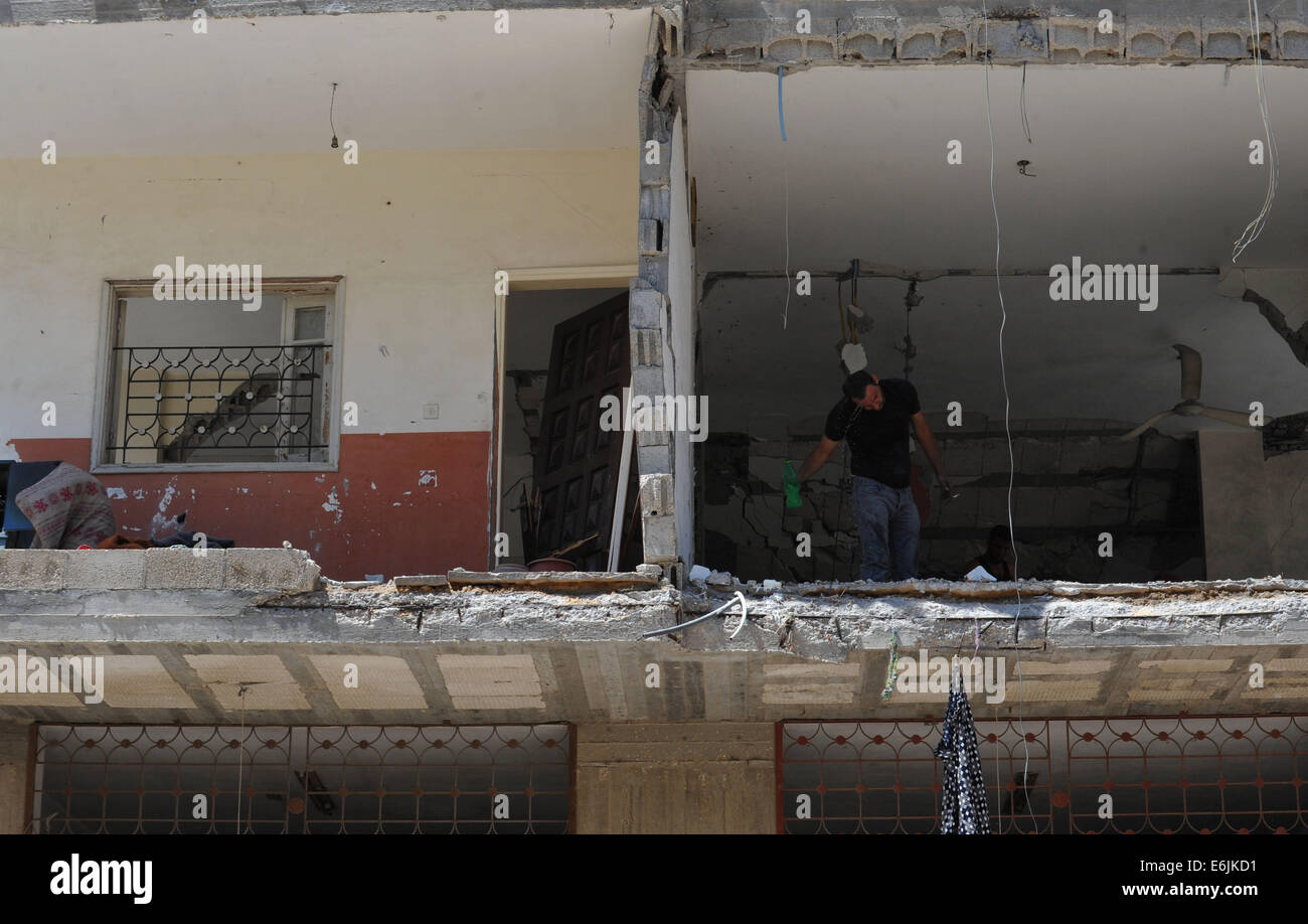Gaza, Gaza Strip, Palestinian Territory. 25th Aug, 2014. A Palestinian ...