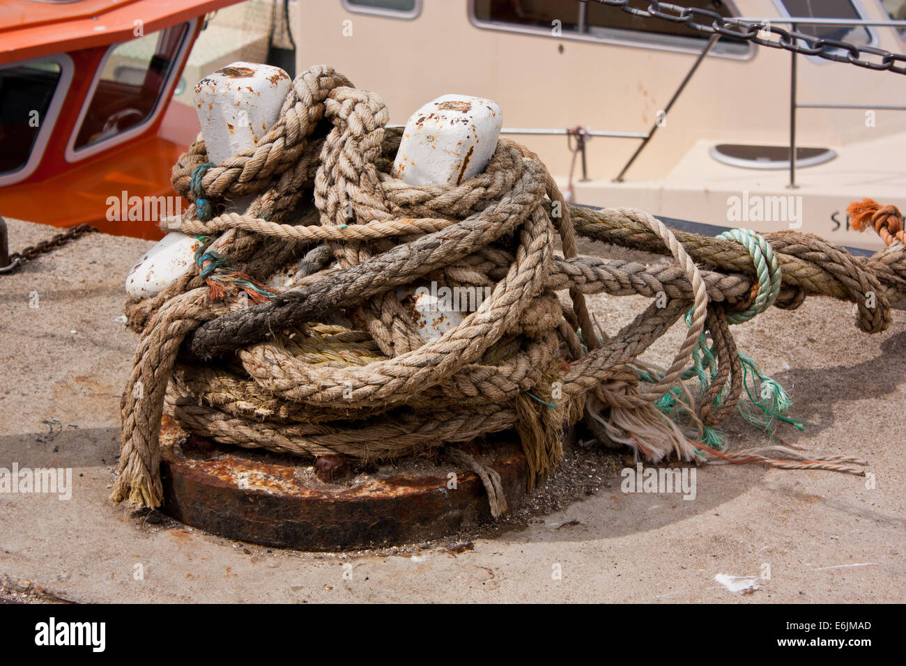 Many ropes tied up round a docking point Stock Photo - Alamy