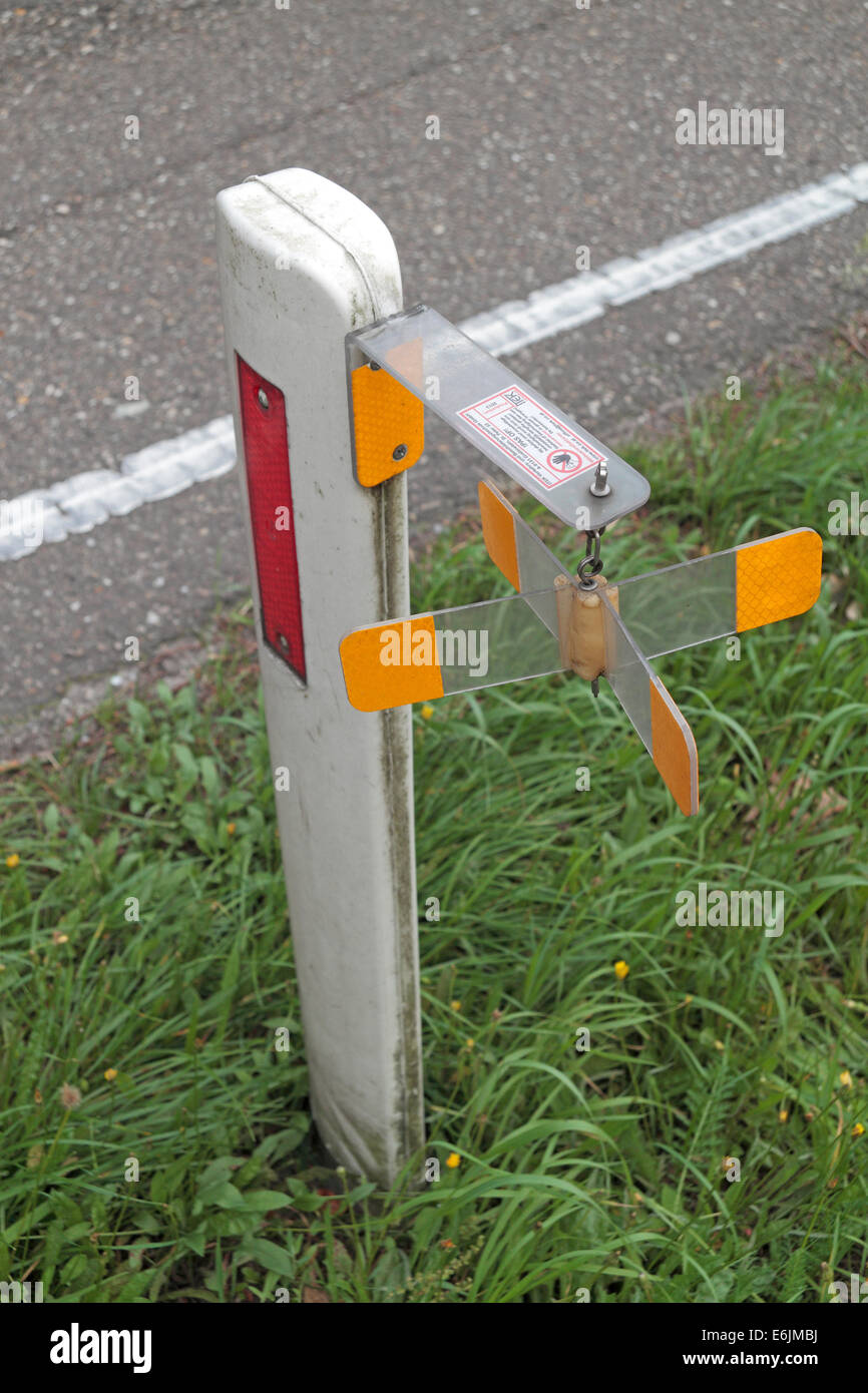 Road reflectors hi-res stock photography and images - Alamy