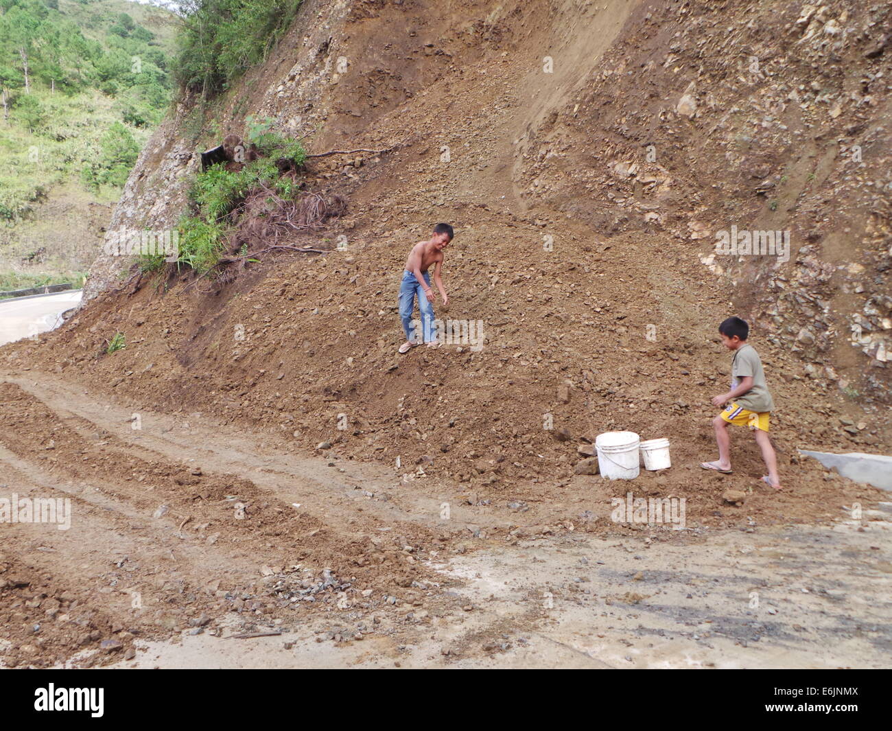 Bontoc, Philippines. 25 August, 2014. Kids helping to remove the ...