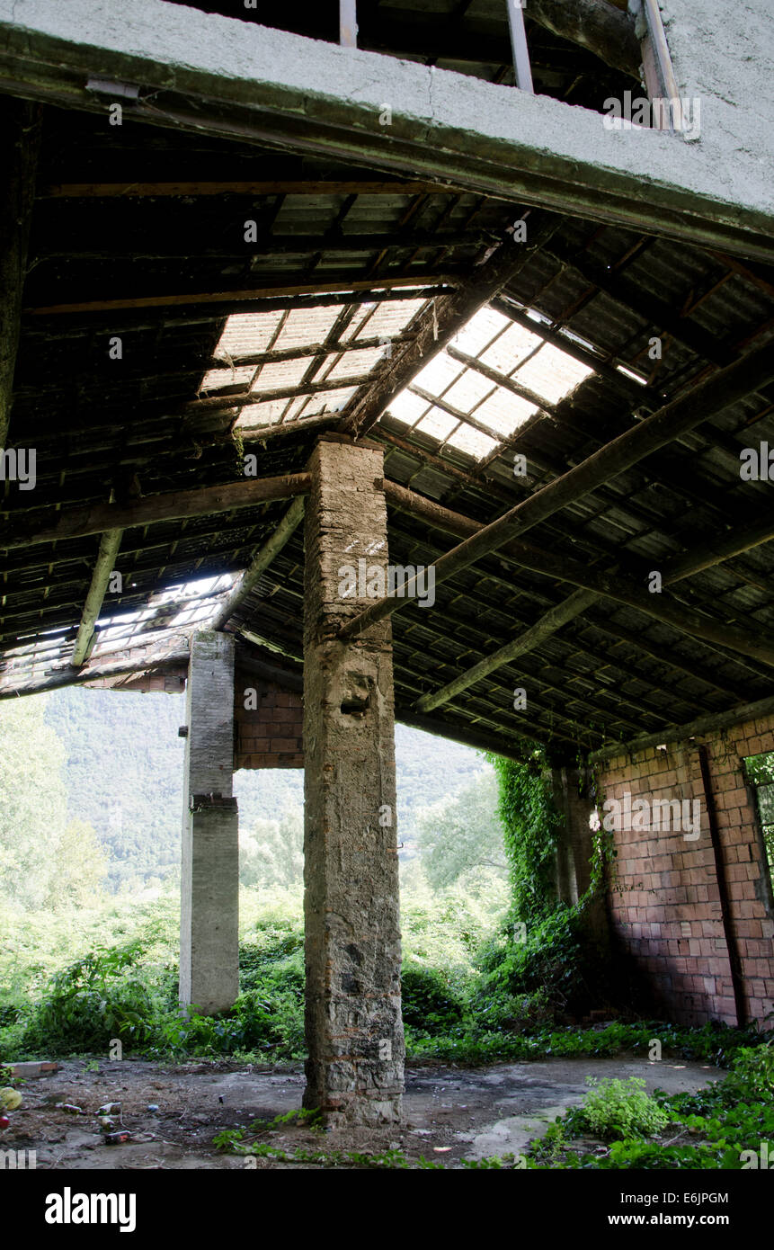 Dirty old barn hi-res stock photography and images - Alamy