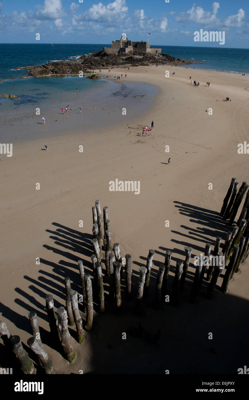 Timber groynes on the beach, St Malo, Britanny, France Stock Photo - Alamy