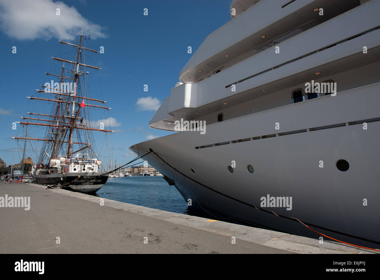 Modern sailing ships hi-res stock photography and images - Alamy