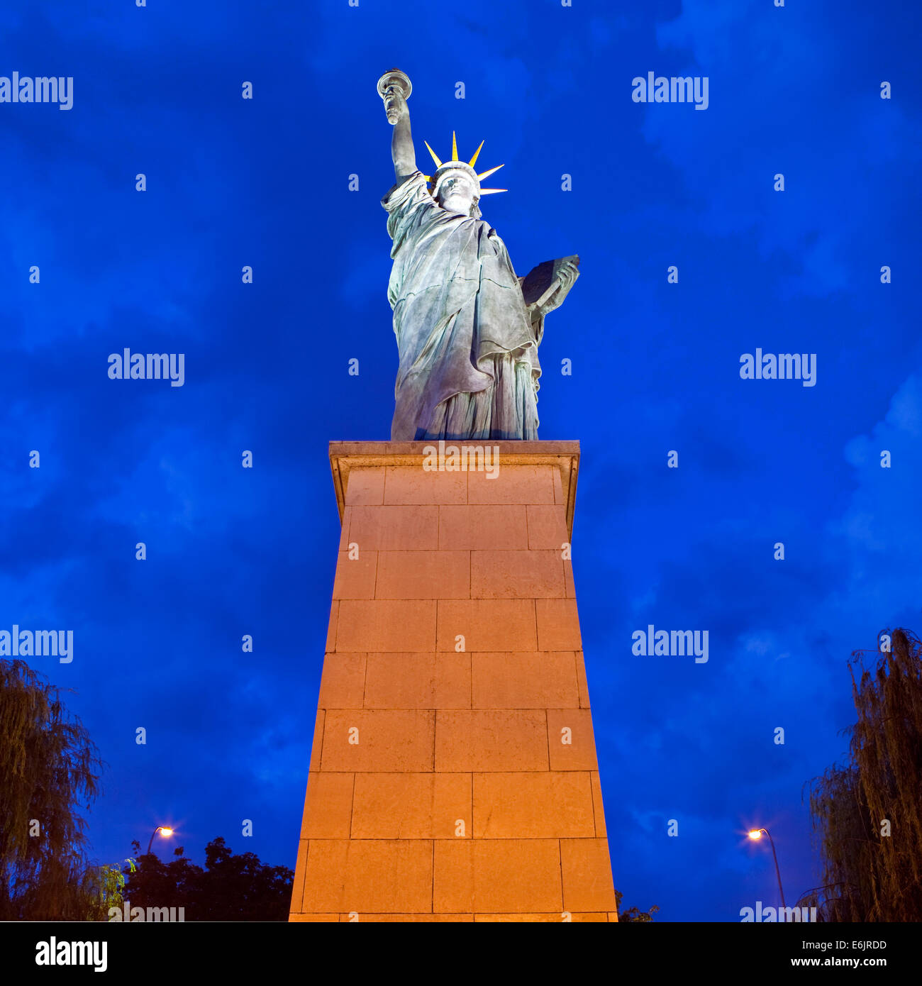 Iconic french monuments hi-res stock photography and images - Alamy