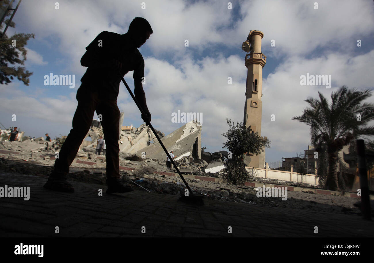 Beit Hanoun, Gaza Strip. 25th Aug, 2014. A Palestinian man sweeps the ...