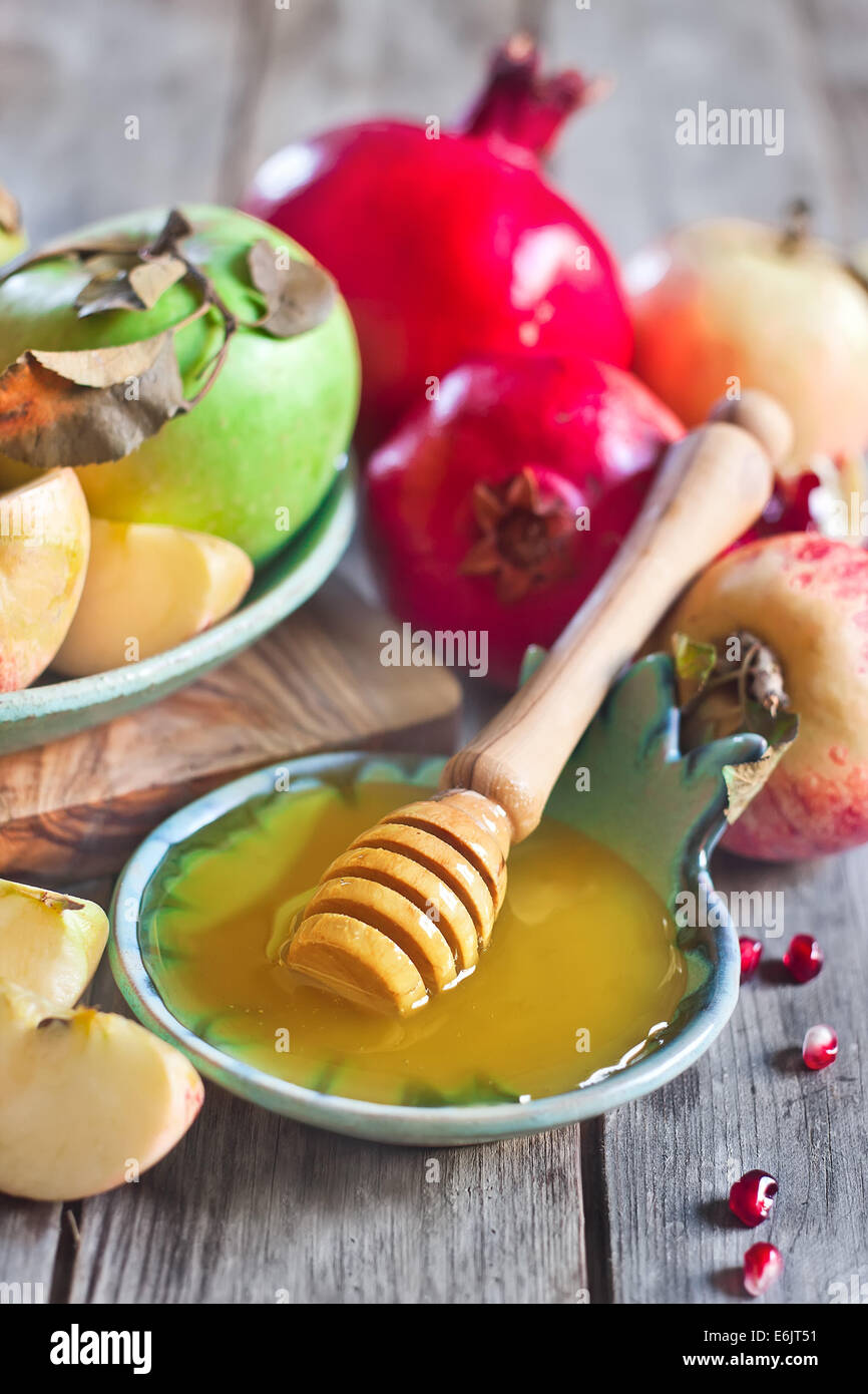 Pomegranate, apple and honey, traditional food of jewish New Year ...