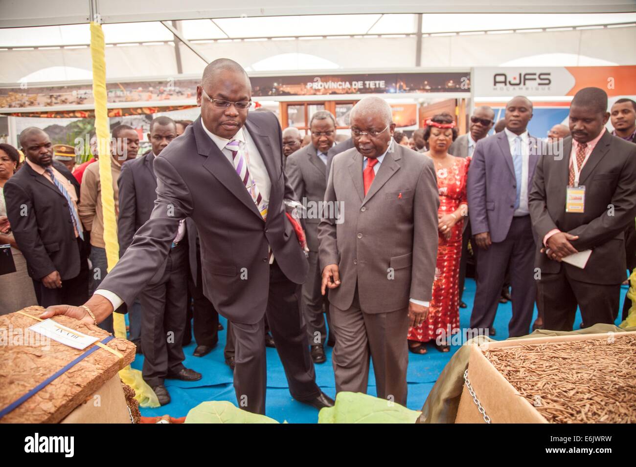 Maputo. 25th Aug, 2014. Mozambican President Armando Guebuza (R) visits ...