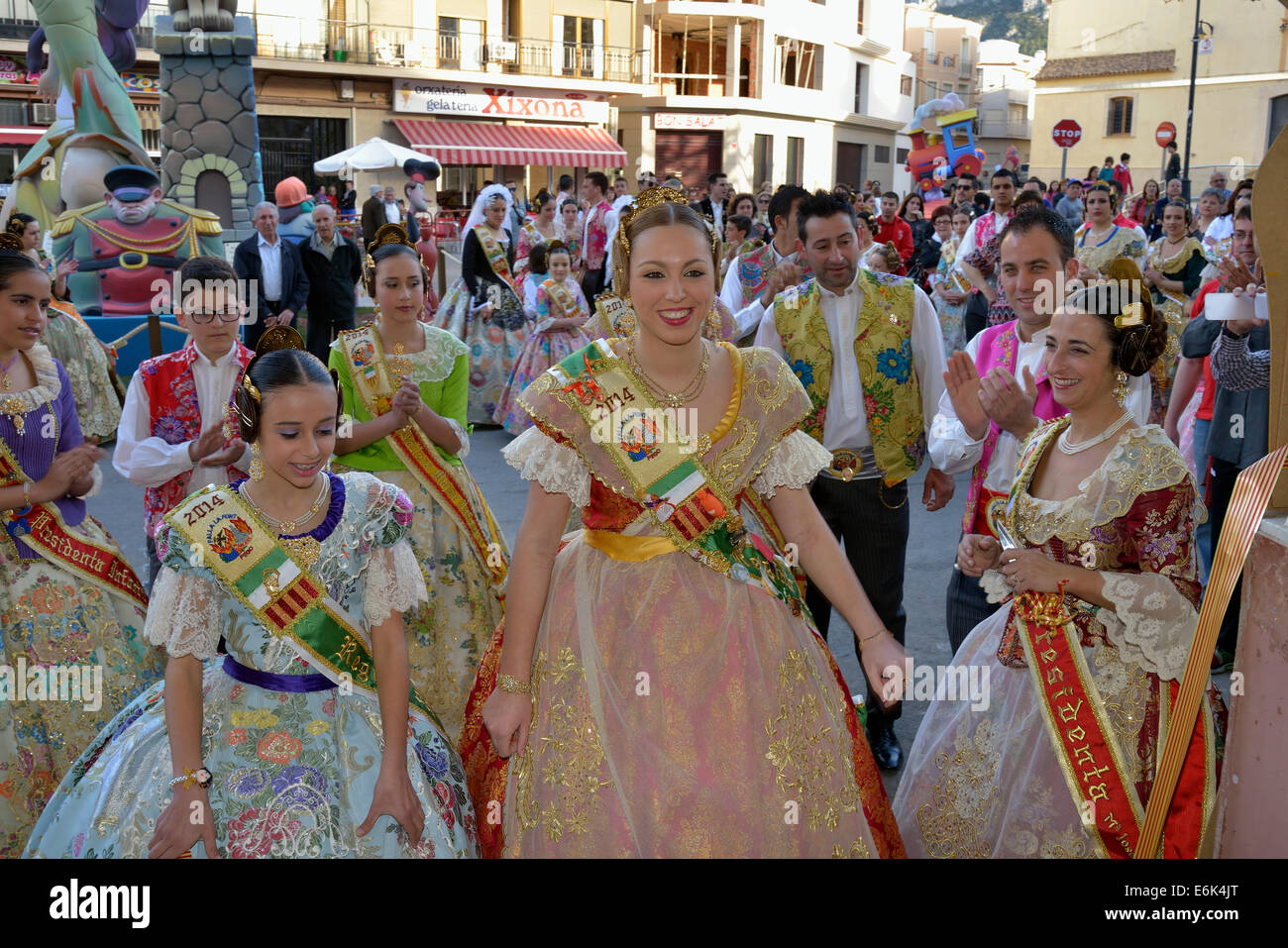 Ceremonial opening of the Falla House by the Falla group "La Font ...