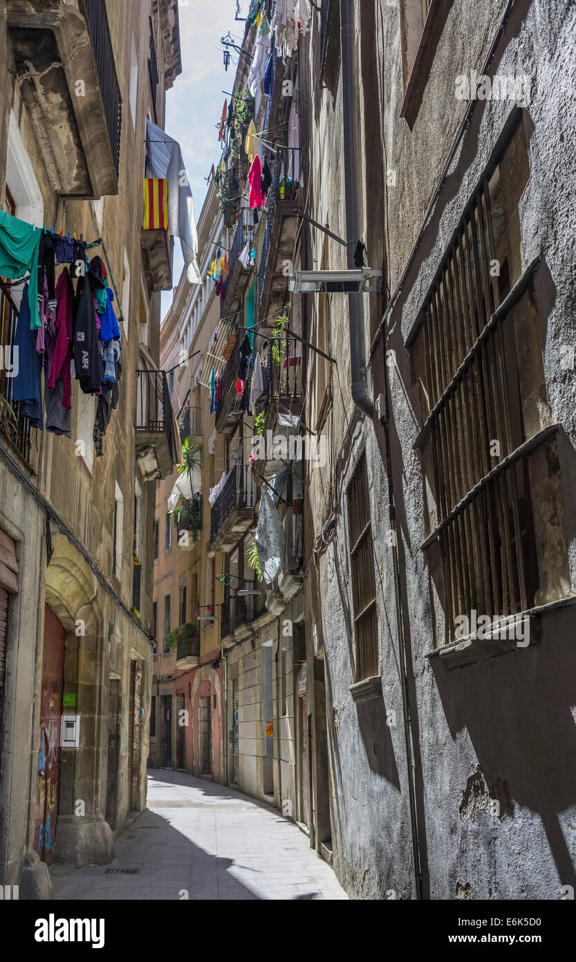 Gothic barcelona alley hi-res stock photography and images - Alamy