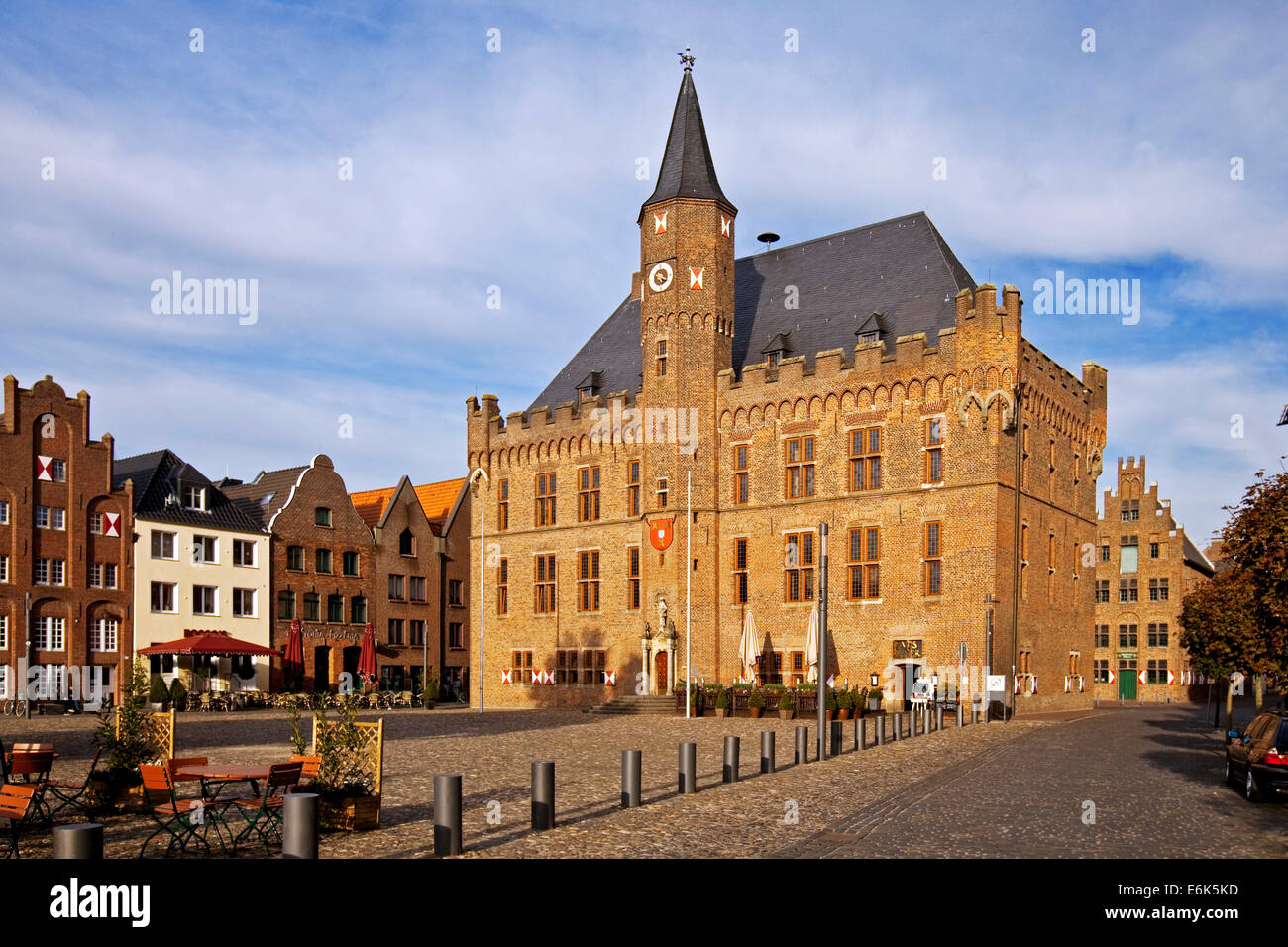 Gothic town hall, Rathausplatz square, brick house, historic building ...