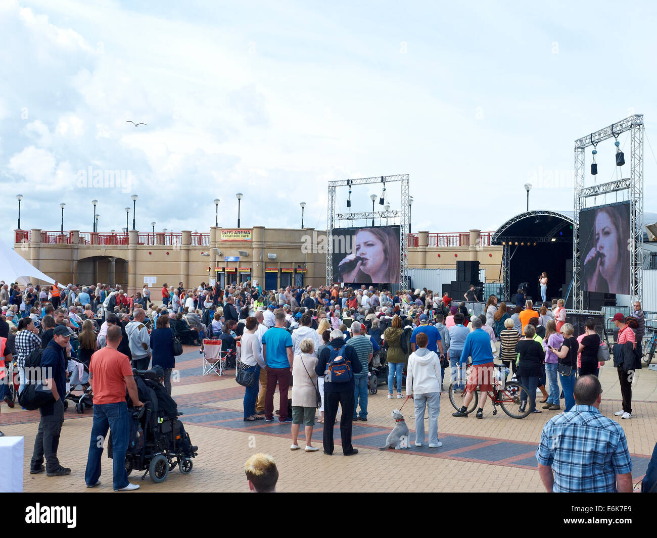 Busy bank holiday hi-res stock photography and images - Alamy