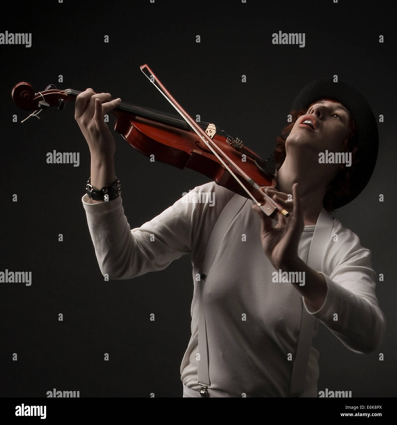 A singing violinist hi-res stock photography and images - Alamy
