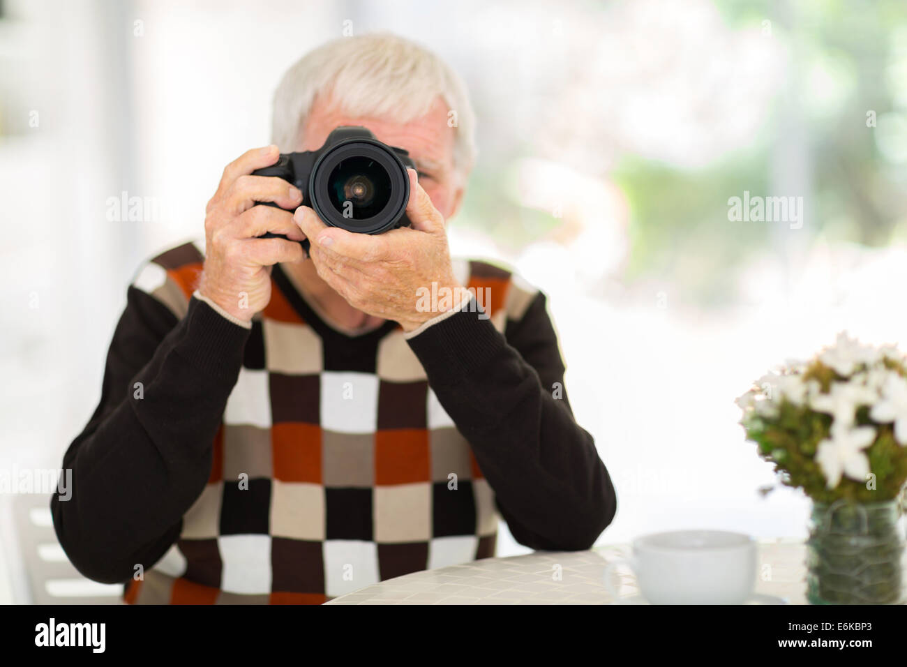 Senior citizen photographer hi-res stock photography and images - Alamy