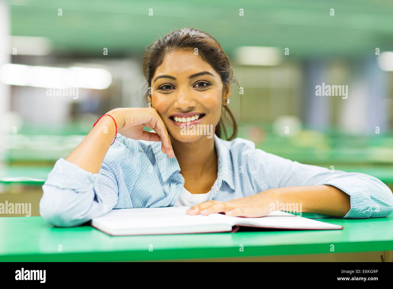 Indian library hi-res stock photography and images - Alamy