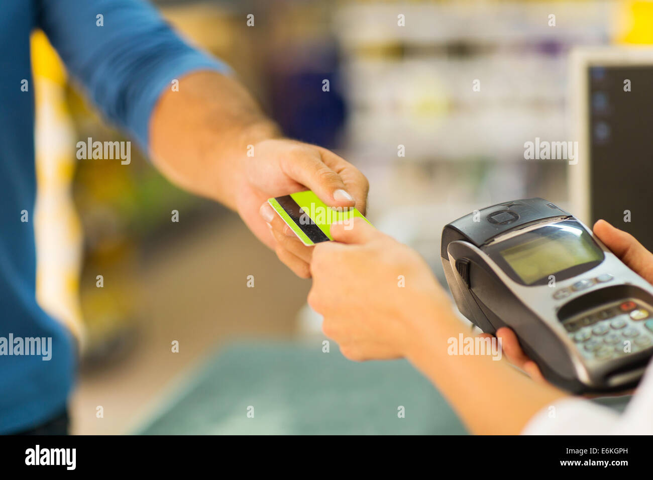 customer paying with credit card at supermarket Stock Photo - Alamy