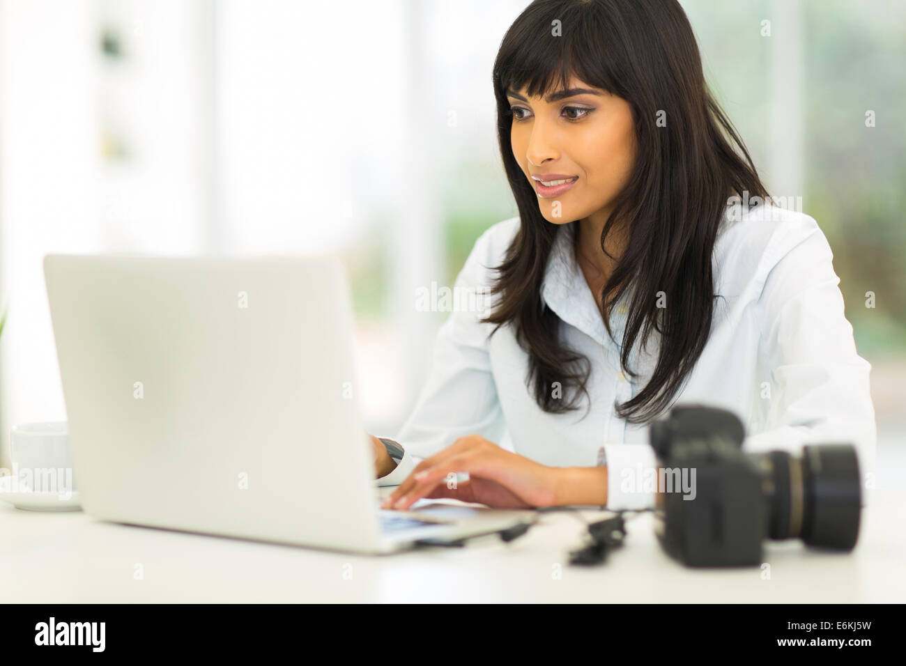 Reporter working on laptop hi-res stock photography and images - Alamy