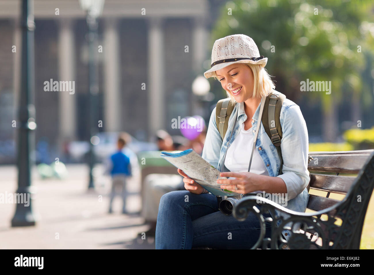 Tourist looking at a map hi-res stock photography and images - Alamy
