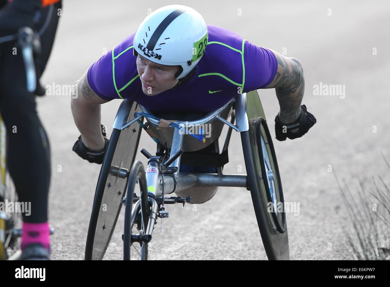 Paralympic athlete in wheelchair hi-res stock photography and images ...
