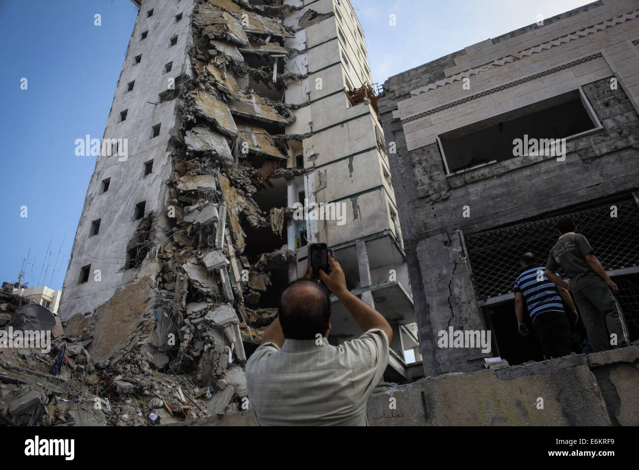 Gaza. 26th Aug, 2014. Palestinians inspect a residential towers ...