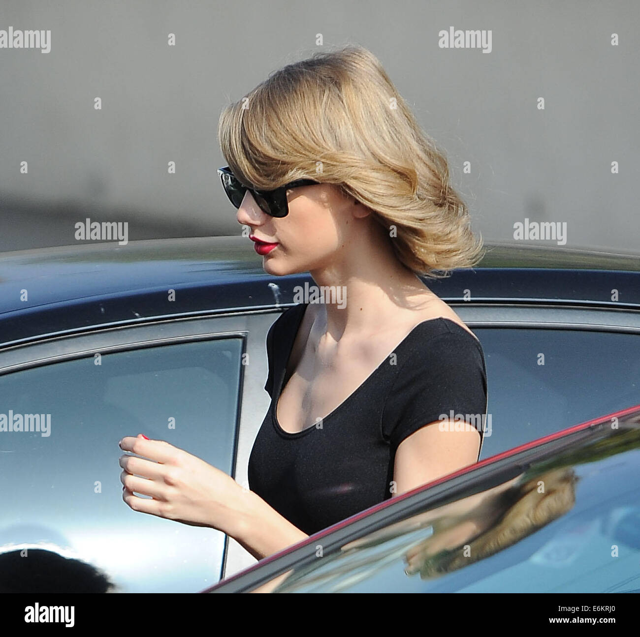 Taylor Swift shows up at a dance studio in her leotard Featuring ...