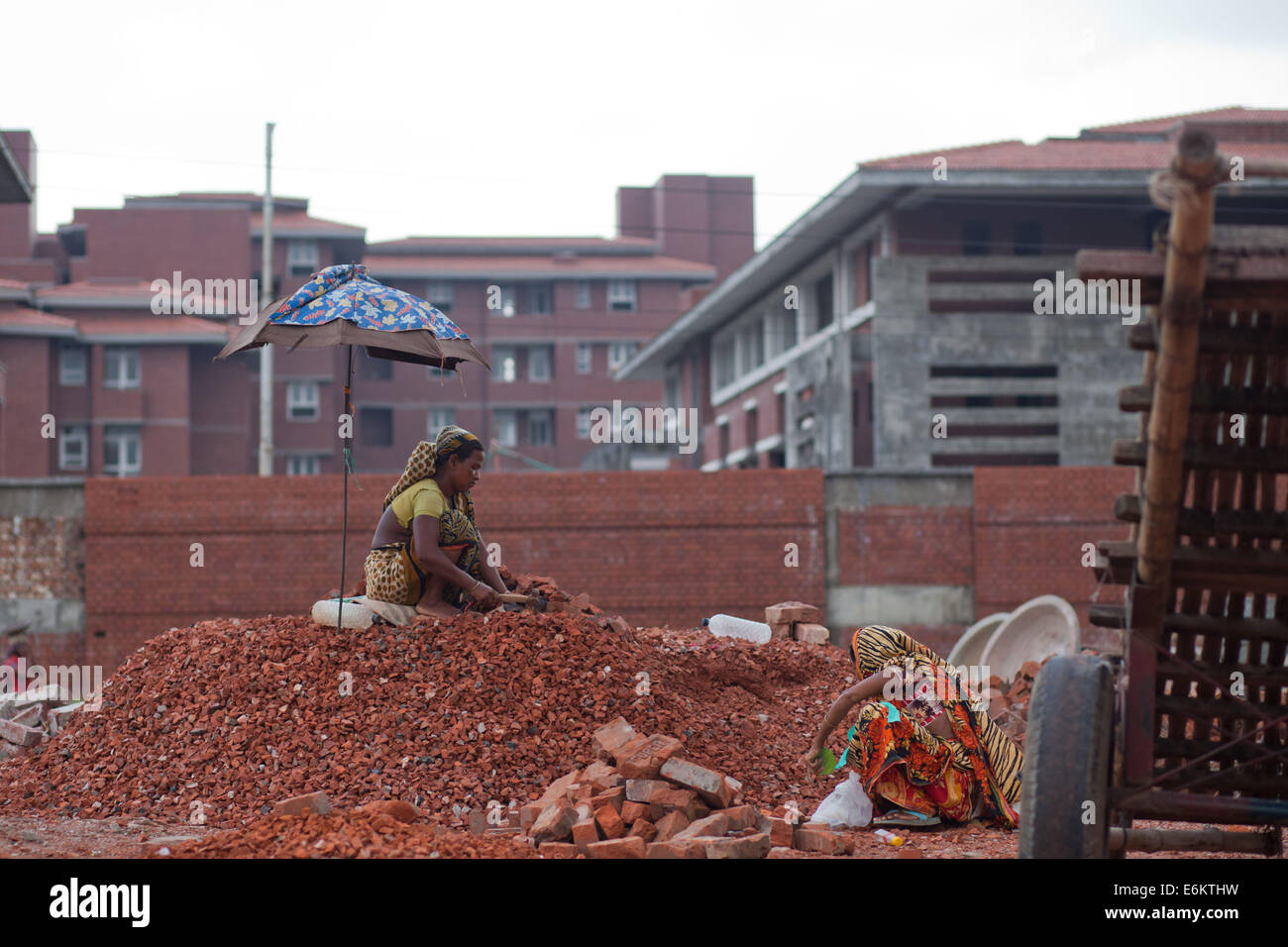 Dhaka, Bangladesh. 26th Aug, 2014. An women crushing bricks for uses of ...