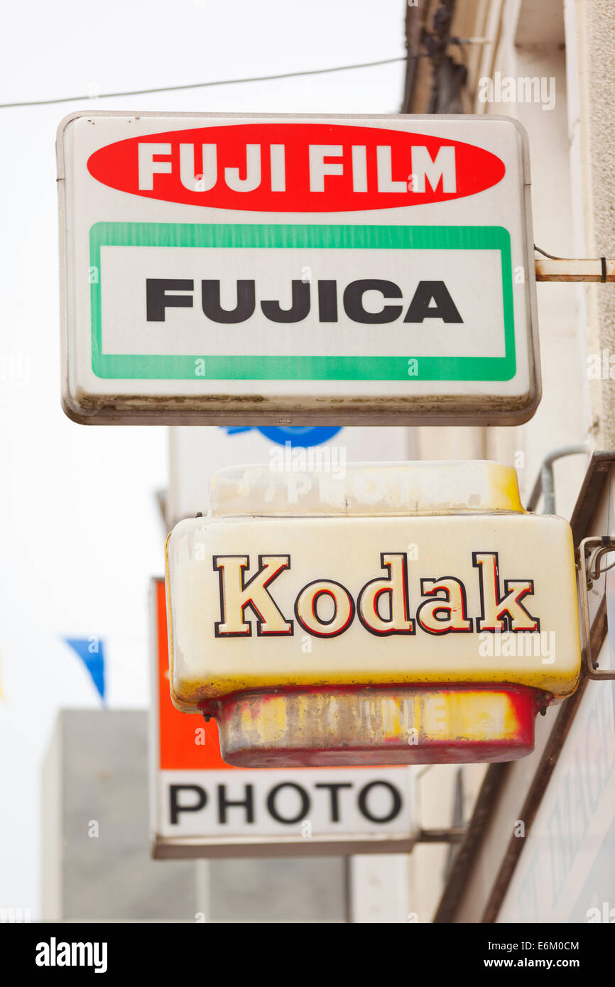 Shop signs hi-res stock photography and images - Alamy