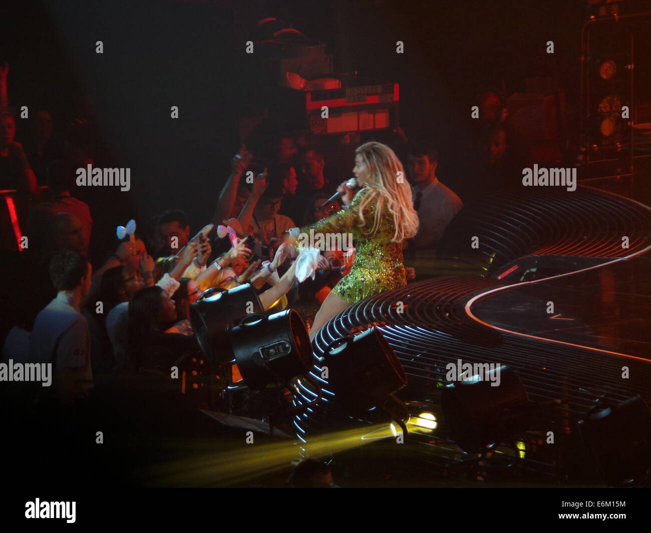 Beyonce in concert hi-res stock photography and images - Alamy