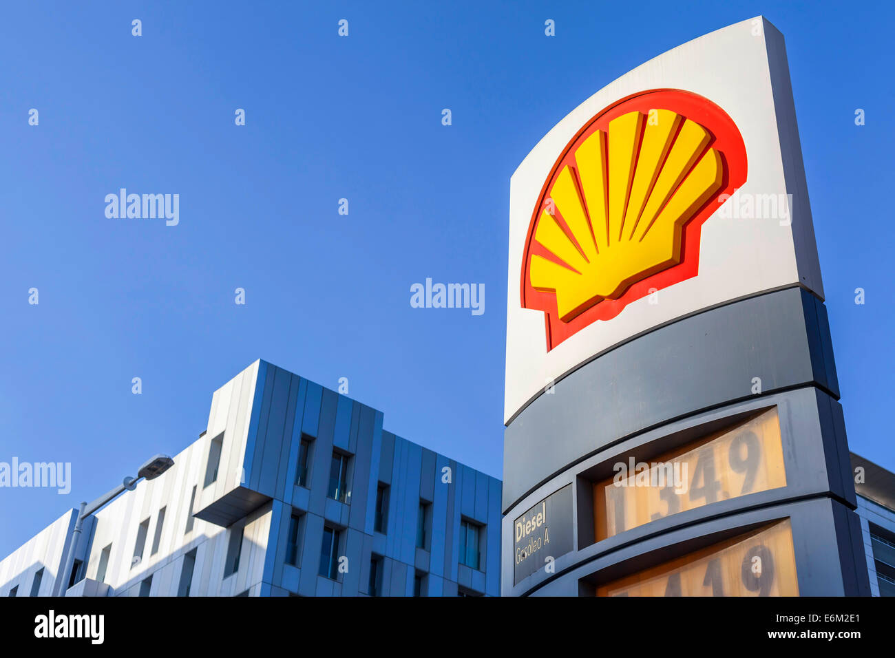Spain sign shell gas logo hi-res stock photography and images - Alamy