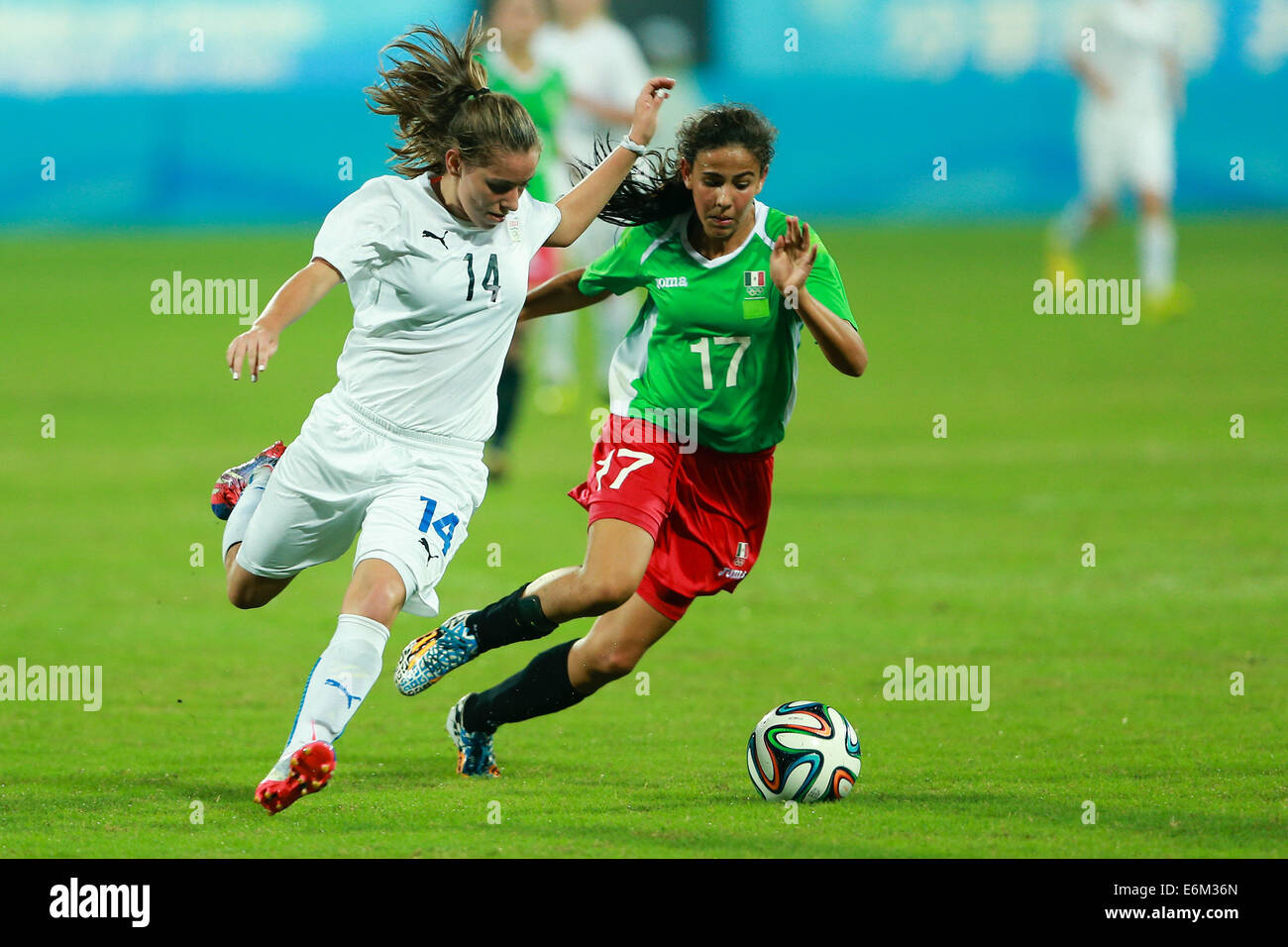 Women in football mexico hi-res stock photography and images - Alamy