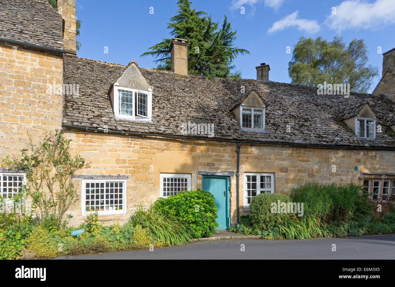 Cotswold cottage cottages hi-res stock photography and images - Alamy