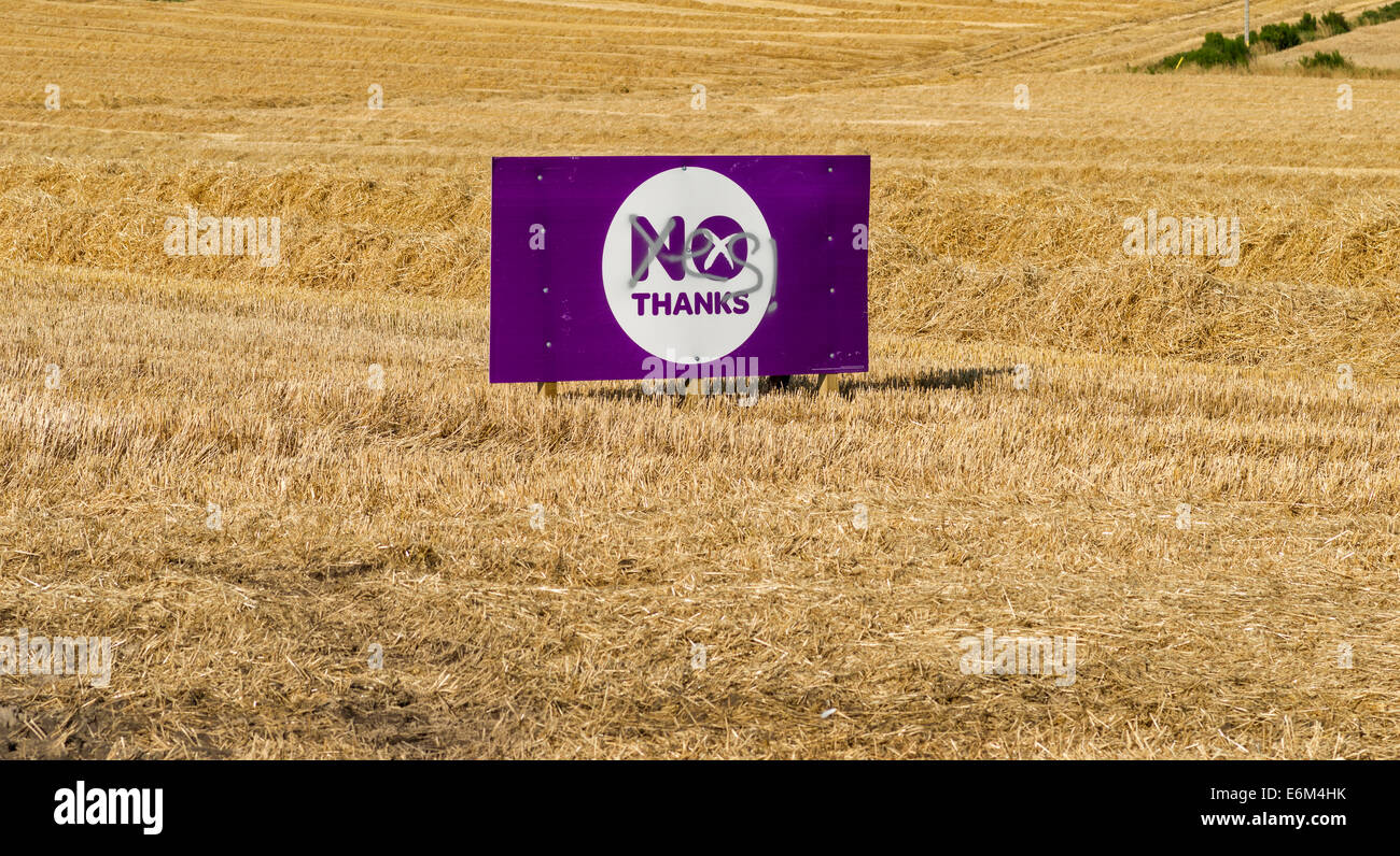 SCOTTISH INDEPENDENCE REFERENDUM 2014 A NO THANKS VOTE SIGN IN AN ...