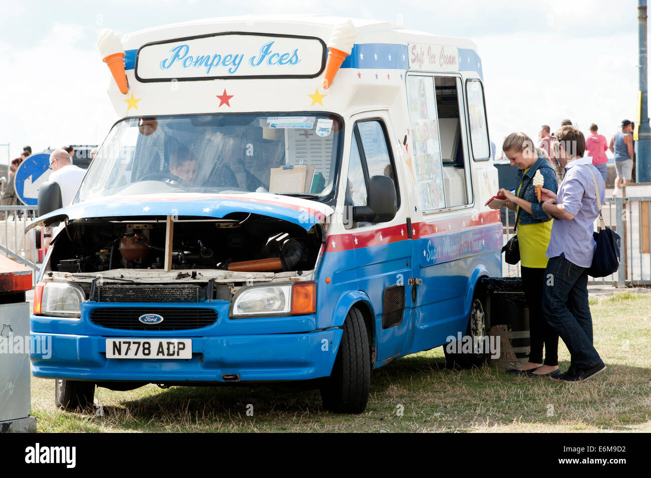 Ice cream van family hi-res stock photography and images - Alamy