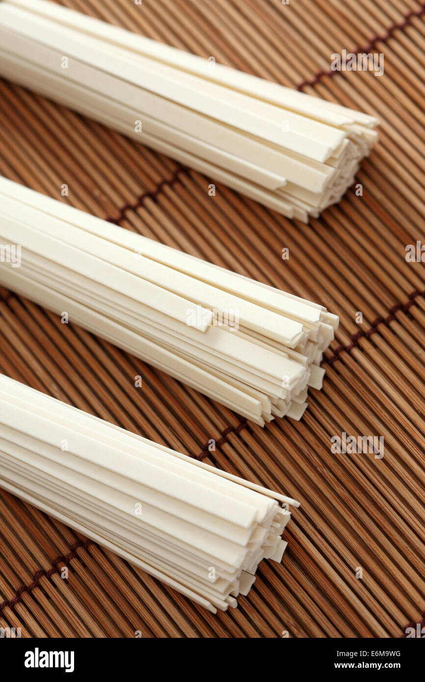 Udon noodles on bamboo napkin. Closeup Stock Photo - Alamy