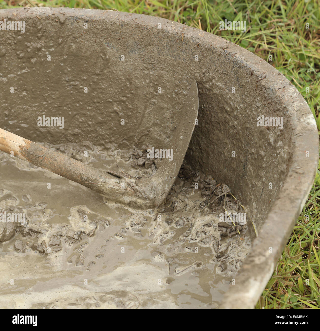 spade and wet cement for construction process Stock Photo - Alamy