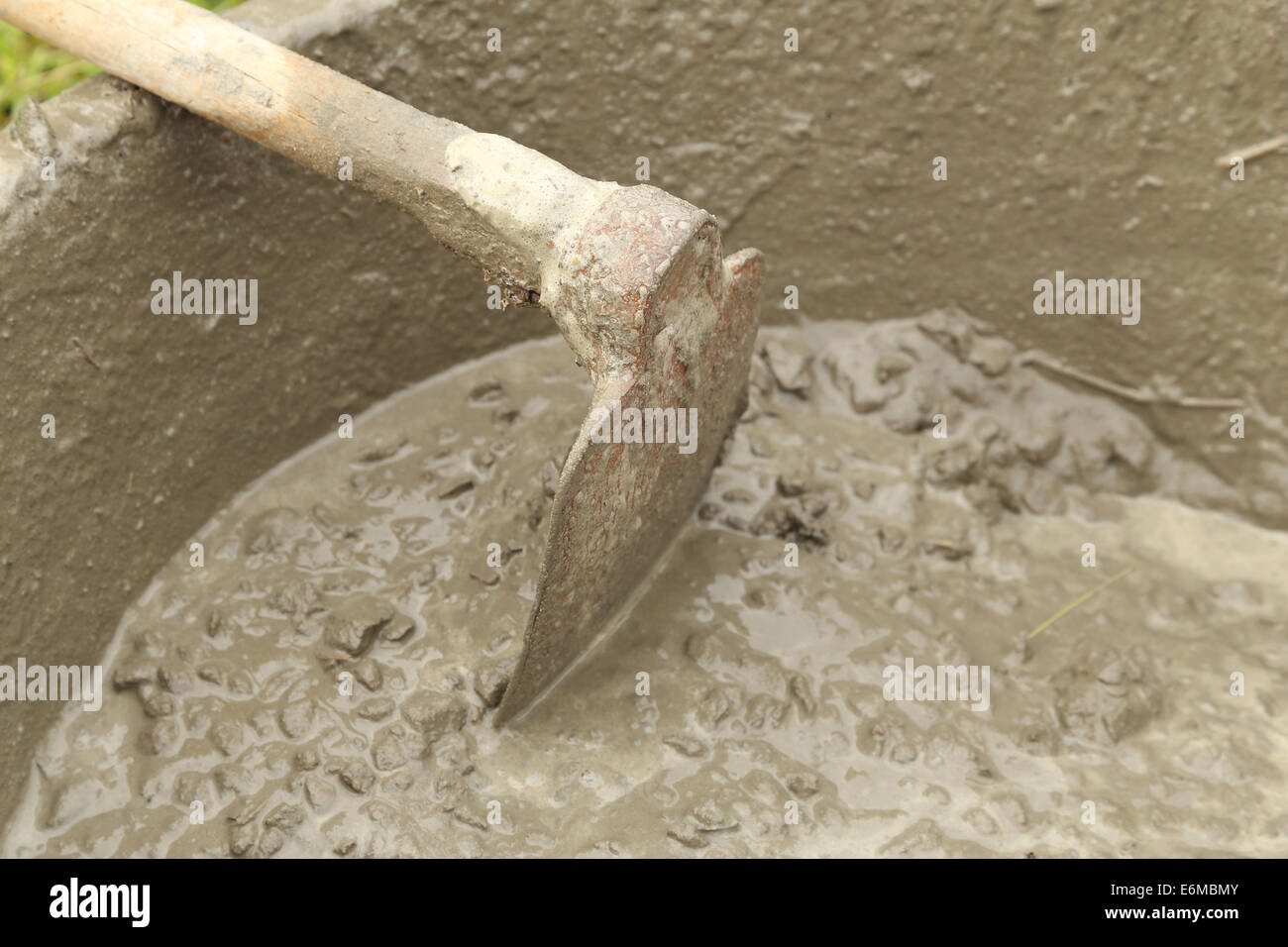 spade and wet cement for construction process Stock Photo - Alamy